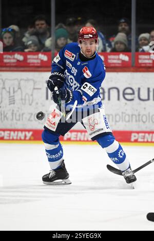 Schwenningen, Deutschland. 28th Feb, 2025. (v.l.n.r.) Jubel bei Mirko ...