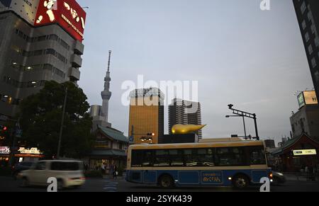 Landscape with scenic view of the Asahi Breweries headquarters building ...