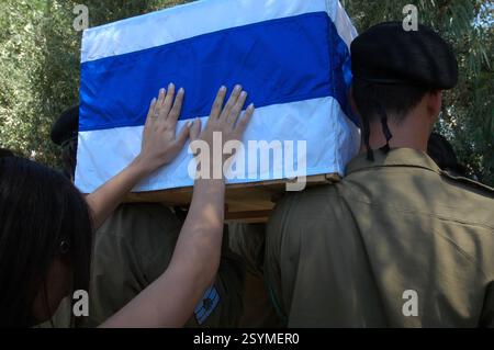 Israeli soldiers carry the flag draped coffin of Staff Sgt. Nave ...