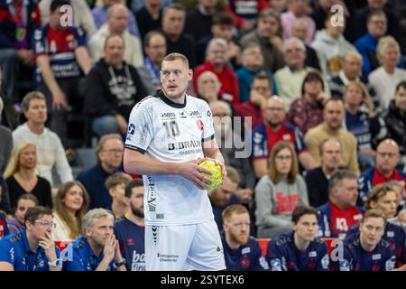 Dainis Kristopans (MT Melsungen, 10) bespricht sich mit Nikolaj ...