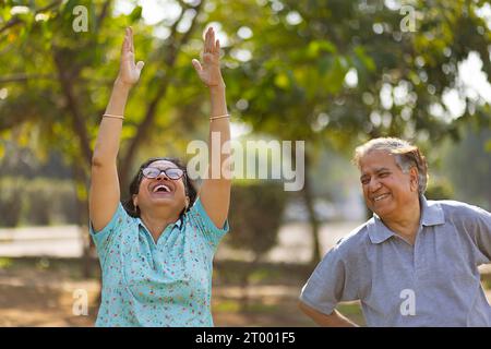 Active mature asian man doing cross body mountain climbers exercises on ...
