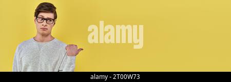 angry man in yellow sweatshirt holding mobile phone Stock Photo - Alamy