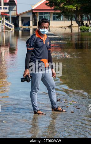 Floods in Thailand & Rescue Agencies Stock Photo - Alamy