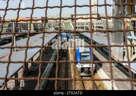 Train in thez Amiens station |Train en gare d'Amiens Stock Photo - Alamy