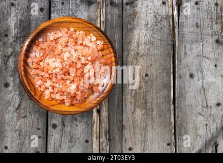 Himalayan pink salt crystals, powdered red rock salt from Pakistan ...
