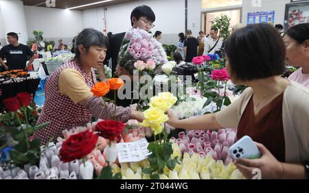 The Dounan flower market is crowded with people during the Mid-Autumn ...