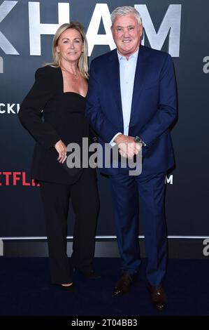 Steve Bruce mit Ehefrau Janet Bruce bei der Premiere der Netflix Doku ...