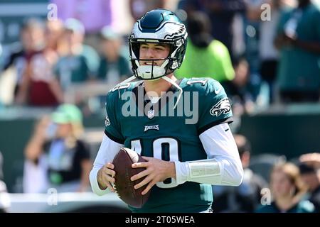 Philadelphia Eagles quarterback Tanner McKee (16) scores a touchdown ...