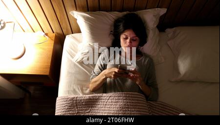 Woman suffering from insomnia turns light ON and picks up cellphone ...