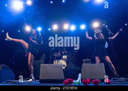 Maya Rudolph and Gretchen Lieberum perform on stage with Prince cover ...