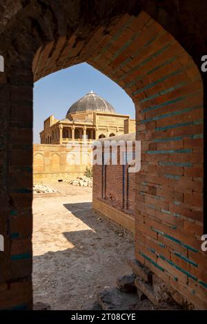 Beautiful mughal era carved sandstone tomb of Isa Khan Tarkhan II in ...