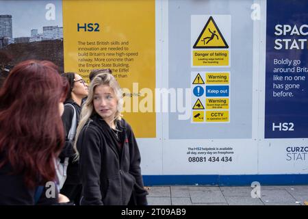 HS2 Construction Site Signs & hoardings at London's Euston Station. HS2 ...