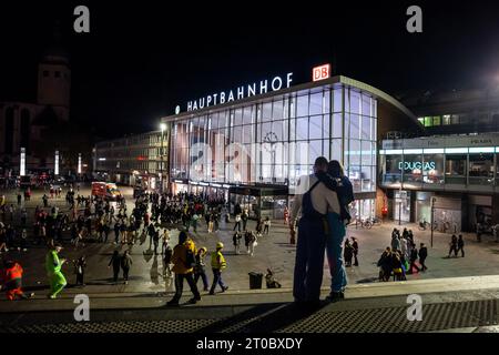 Picture of the Koln Hbf main entrance with people rushing in Cologne ...