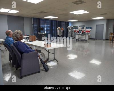 Memphis, Tennesseee, USA. 5th Oct, 2023. A voter checks the final ...