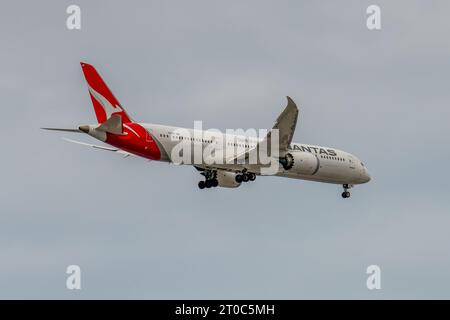 Qantas VH-ZNF Boeing 787-9 Dreamliner Airplane landing in Sydney, NSW ...