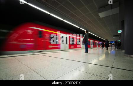 Underground arriving suburban railway, train, stop, Schwabstrasse ...