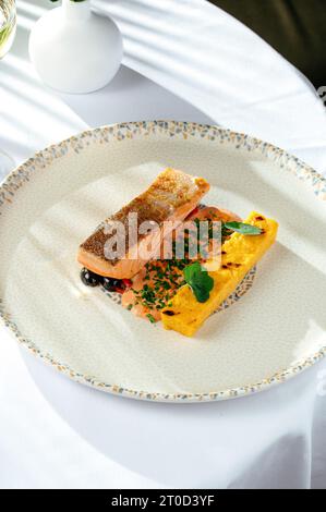 Grilled salmon with asparagus and broccoli Stock Photo - Alamy