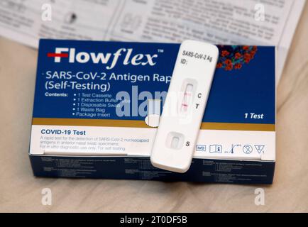 A girl does a Flowflex SARS-Cov-Antigen Rapid Test and gets a positive ...