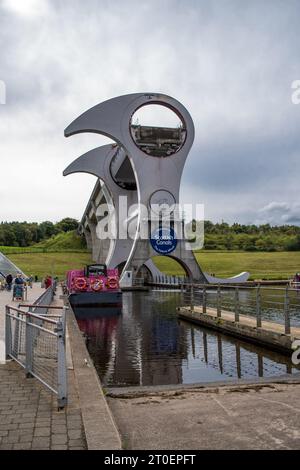 The Falkirk Wheel in Scotland, the world's only rotating canal boat ...