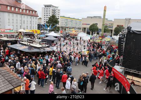 Gera, Germany. 07th Oct, 2023. Participants of the historical parade ...
