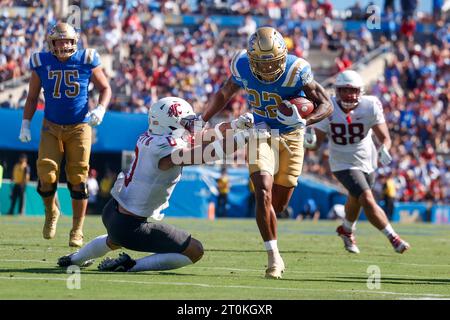 Pasadena, California, USA. 7th Oct, 2023. UCLA defensive lines Keanu ...