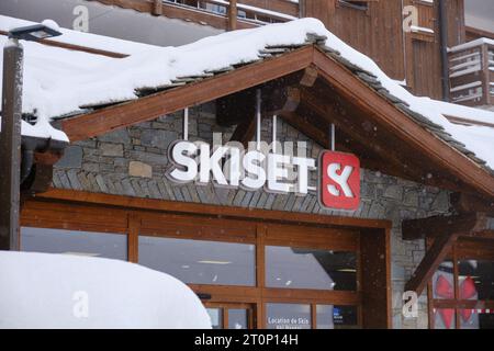 Skiset store logo in Winter. Skiset is a ski and snowboard rental store ...