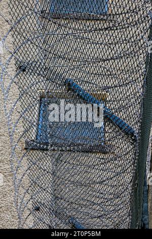 07.10.2023: Gefängnis, JVA, Knast - Symbolfoto Gefängnismauer mit ...