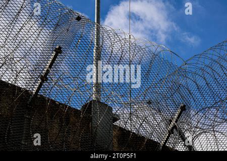 07.10.2023: Gefängnis, JVA, Knast - Symbolfoto Gefängnismauer mit ...