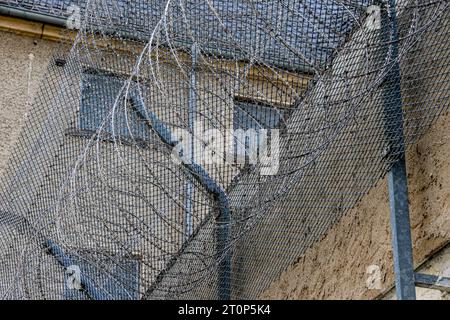 07.10.2023: Gefängnis, JVA, Knast - Symbolfoto Gefängnismauer mit ...
