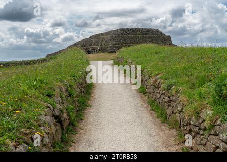 Neolithic Tomb Of The Great Cairn Of Barnenez, Brittany Stock Photo - Alamy