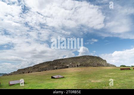 Neolithic Tomb Of The Great Cairn Of Barnenez, Brittany Stock Photo - Alamy