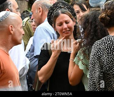 Jerusalem, Israel. 09th Oct, 2023. Israeli soldiers carry the flag ...