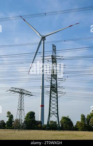 Hochspannungsleitung, Berlin, Deutschland *** High-voltage power line ...