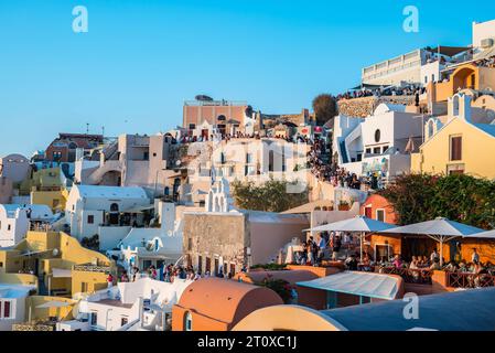 Oia Touristenmassen *** Oia tourist crowds Credit: Imago/Alamy Live ...