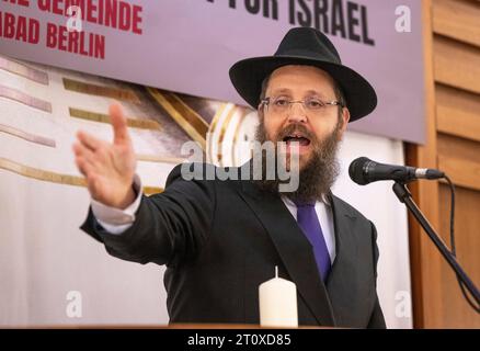 Berlin, Germany. 09th Oct, 2023. Rabbi Yehuda Teichtal (r) and Ron ...