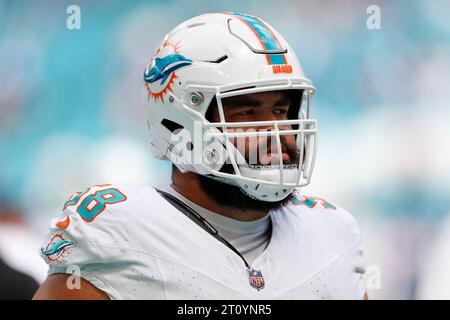 Miami Dolphins guard Connor Williams (58) prepares to hike the ball at ...