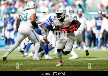 Miami Dolphins running back De'Von Achane (28) carries the ball against ...