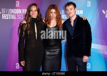 Saura Lightfoot Leon, Luna Carmoon und Joseph Quinn bei der Premiere ...