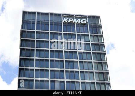 Berlin: KPMG Logo, auf einem Bürogebäude in Berlin, KPMG in Berlin ...