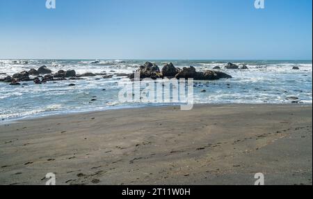 A view of rock formations in the shallows of the Californian coastline ...