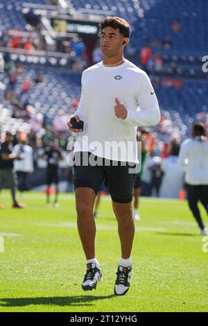 New York Jets linebacker Chazz Surratt (55) and Atlanta Falcons ...