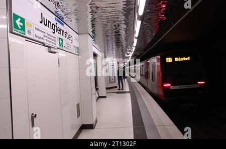 Eine U-Bahn der Linie U1 in Richtung Farmsen fährt aus dem umgebauten U ...