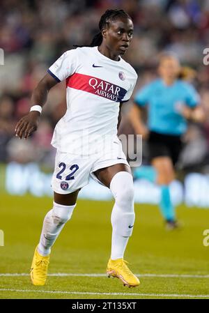 Tabitha Chawinga of PSG, Manchester United goalkeeper May Earps during ...