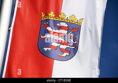 Wehende Fahne des deutschen Bundeslandes Nordrhein-Westfalen *** Waving ...