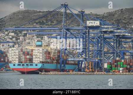 Containerschiff am Kai, Hafen von Piräus, Athen, Griechenland Stock ...