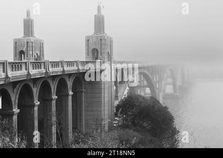 The Rogue River Bridge in Gold Beach, Oregon, USA Stock Photo - Alamy