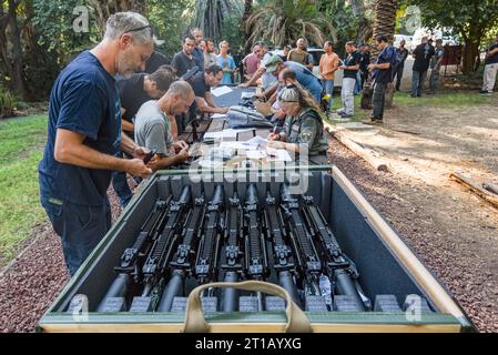 (231012) -- AYELET HASHAHAR, Oct. 12, 2023 (Xinhua) -- People load ...