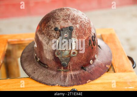 mining safety helmet, old mining helmet, casco de seguridad minero ...