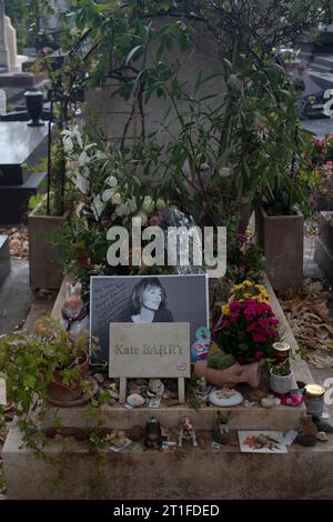 The grave of Jane Birkin and Kate Barry Montparnasse Cemetery ...