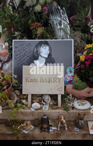 The grave of Jane Birkin and Kate Barry Montparnasse Cemetery ...